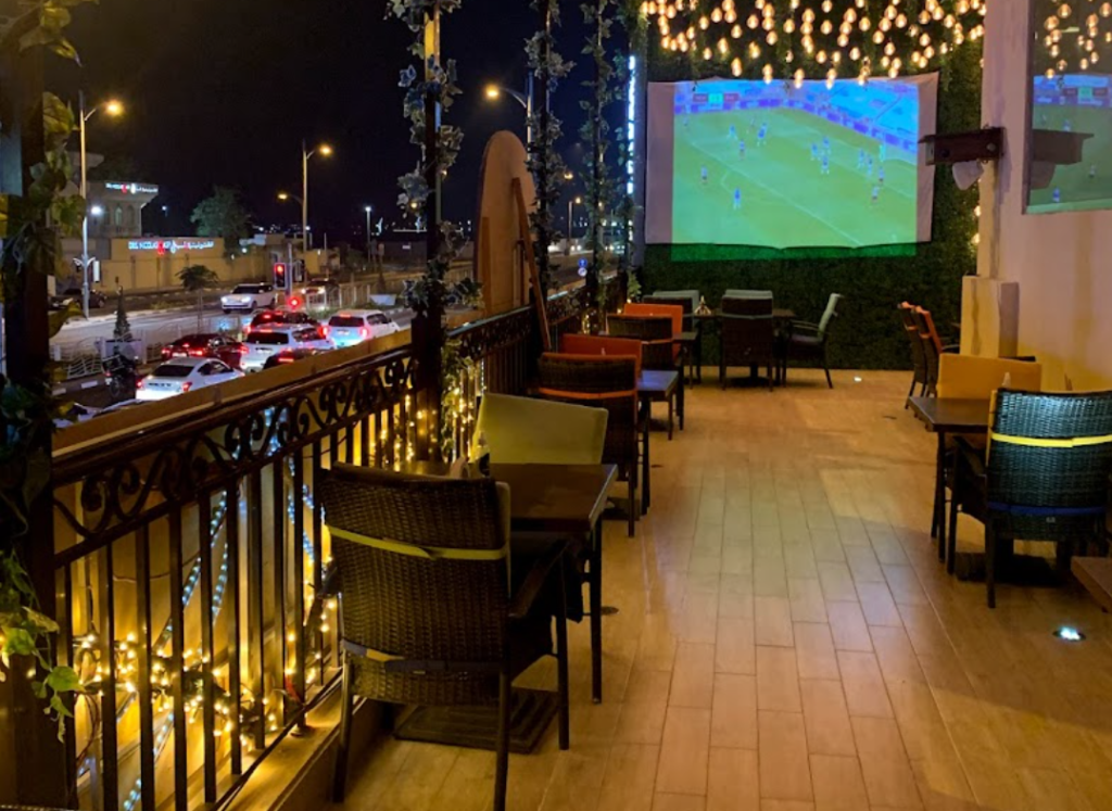 Top 5 Shisha Lounges with Fine Dining in Jumeirah for 2025